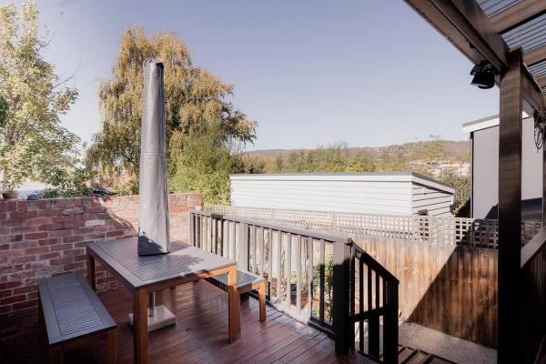 Serenity And Style In Sandy Bay - Kingston