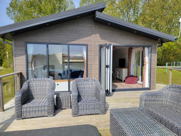 Luxury 2-bed Lodge In Routh Sleeps 4 With Hot Tub - 侯城
