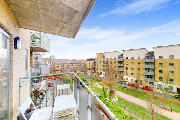 Spacious 3-bed With Balcony, 5-min Walk To Station - Edgware