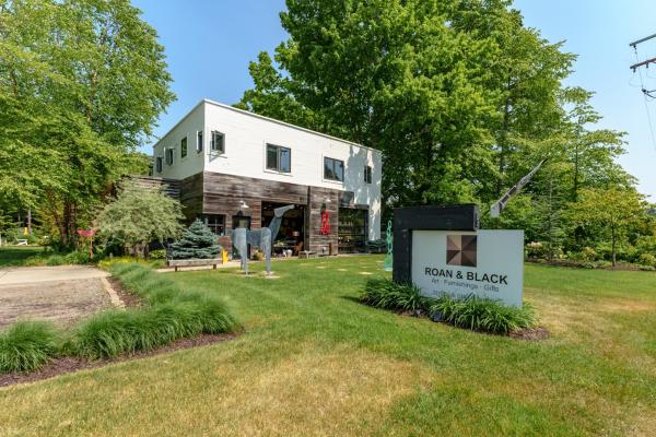 Roan & Black - Dog Friendly - Above One Of The Best Contemporary Galleries In West Michigan - 索格塔克