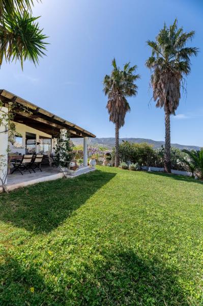 Paradiso Vintage Villa: Traditional 1944 Gem - Marmari