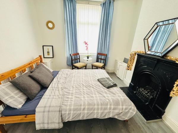 Entire 3 Bedroom House- Free Parking - Liverpool