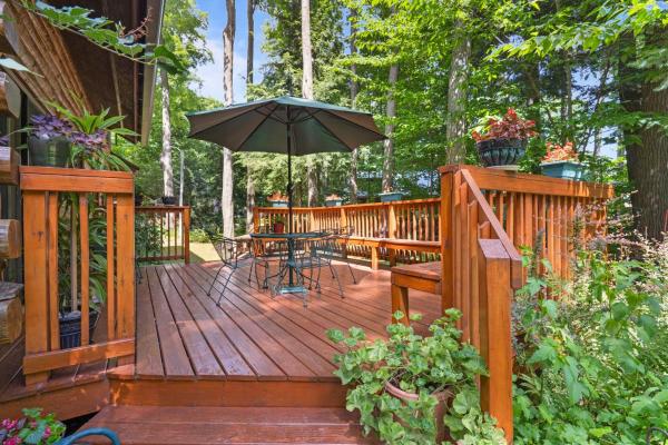 Beautiful Log Cabin Wooded Lake Access Interlochen Arts Academy - Interlochen, MI