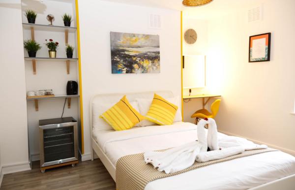 Stylish Rooms 1-minute Walk To Camden Town Metro, Shops, Cafes, Bars & Restaurants With Shared Bathrooms - Enfield