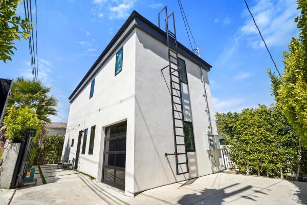 Scandinavian 2br, 2bath Townhome, Pet & Kid Friendly, Free Parking, 10min To Venice Beach! - Santa Monica, CA