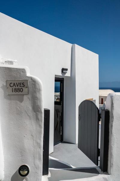 Caves 1880 - Oia