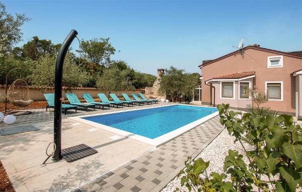 Stunning Home In Pula With Kitchen - Pula