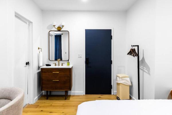 West Market Square, Coffee Shop, Fast Wifi, Downtown Room # 103 - Old Town, ME