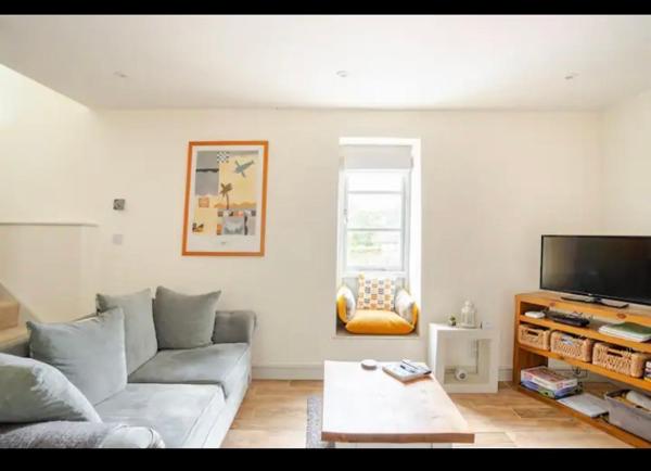 Stans Place Self Catering Cottage - Tetbury