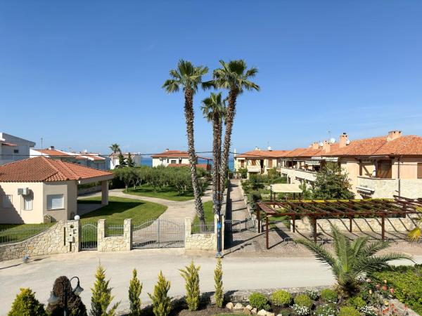 Luxury Seaside Apt In Pefkochori Featuring Pool - Ситония