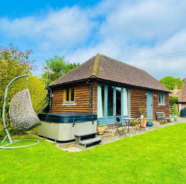 The Barn Cottage With Hot Tub Overlooking The Lake - Uckfield