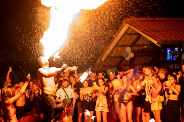 Base Party Hostel - Krabi