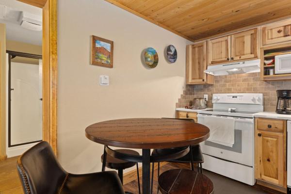 Creekside Suites 06 By Estes Park Condos - Estes Park, CO