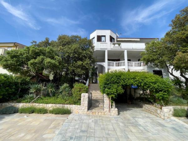 Apartment W/ Spacious Terrace - Novalja