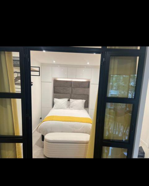 Deux. Pièces Face à La Scène. - Versailles