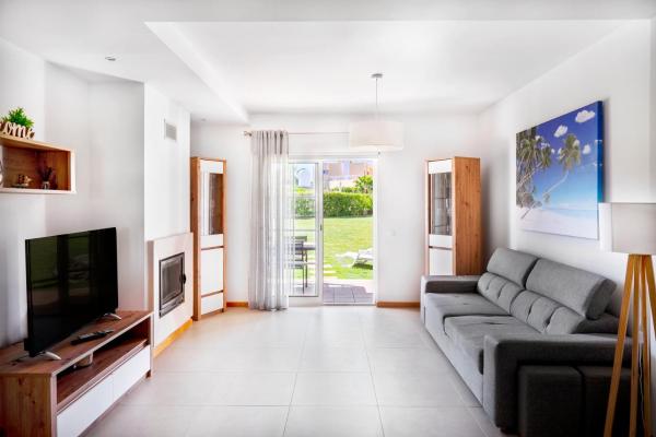 Apartamento No Condomínio Baia Village Com Piscina - Armação de Pêra