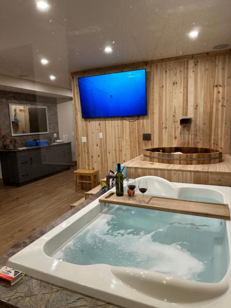 Romantic Luxury Retreat With Private Sauna & Spa, Pet Friendly, Elkside Hideout B&b - Canmore