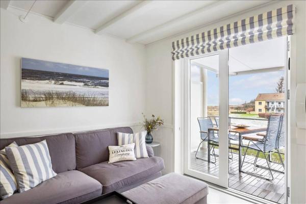 Holiday Apartment With Ocean View - Hou