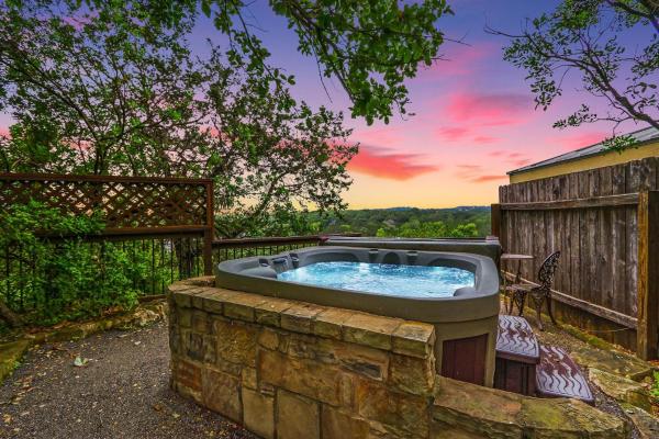 Clutter Falls Retreat - Guest House - New Braunfels, TX