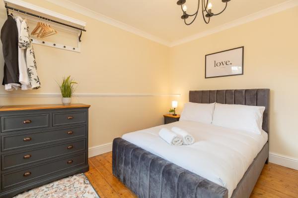 Newcombe - Sleeps Up To 8 - Close To Northampton Town Centre & Train Station - Fast Wifi, Free Parking, Smarttv With Netflix By Centro Stays - Northampton