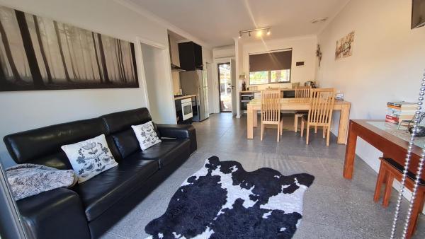 Red Ochre - Large Apartment With Private Courtyard - Port Pirie