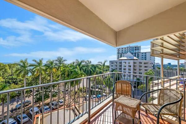 Pool Relaxation On Esplanade Across Two Apartments - ダーウィン