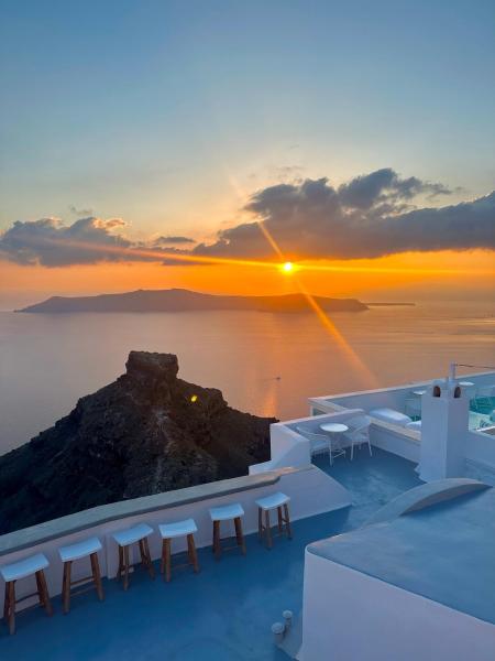 La Roka, Cliffside Memories - Santorini