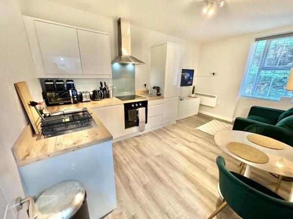 Spacious One Bedroom Apartment - With Parking And Wifi - Town Centre Location - Gated Access - Walk To Beach! - Bournemouth Beach