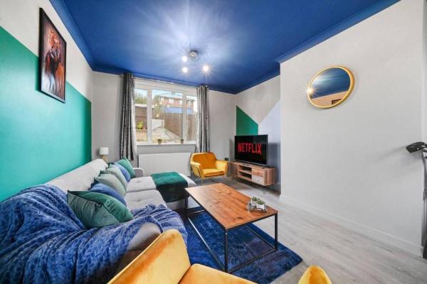 Stylish Sheffield Abode - Parking - Sleeps 7 - Chesterfield