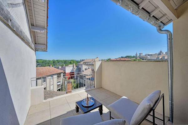 Une Nuit D'été - Vue Palais Des Papes - Clim - Wi-fi - Double Terrasse - Parking Gratuit - Avignon