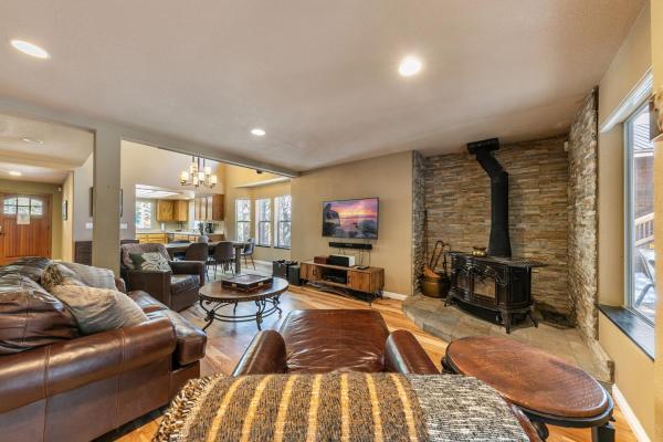 Raven Retreat At Tahoe Donner - 3 Br W Forest Views! - Truckee, CA