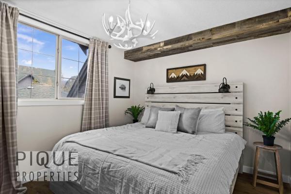 Mystic Mountain Chalet, Heated Outdoor Pool & Hot Tub, Free Parking, Fast Wifi! - Canmore