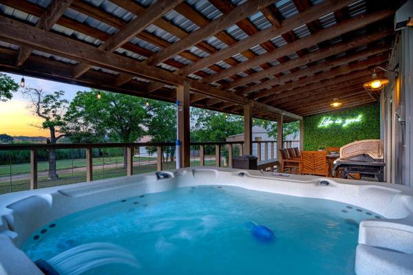 Hollmig Haus - Sleeps 12 With Hot Tub & Beauty Bar - Fredericksburg, TX