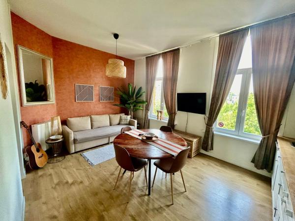 Sleep Inn - Black And White Modern Flat With Cityview - Kontich