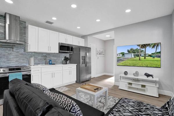 The Front Wave Luxury Home - Dania Beach, FL