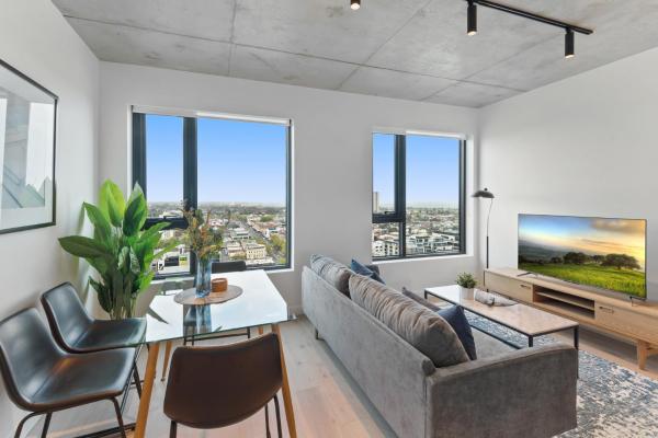 Sophisticated 2-bed With Bay Views & Amenities - Melbourne