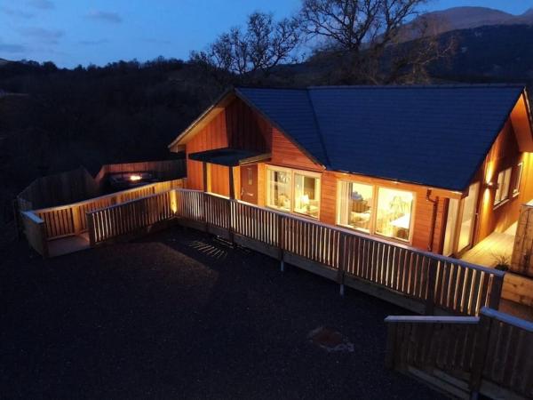 Hot Tub Lodge With Stunning View - Loch Awe