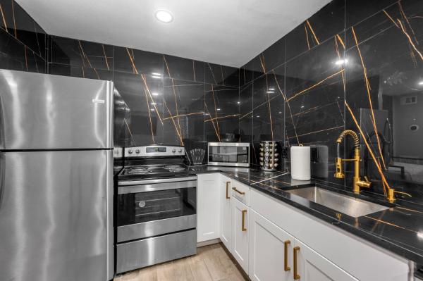 Modern Heights Apartment With Pool - Houston, TX