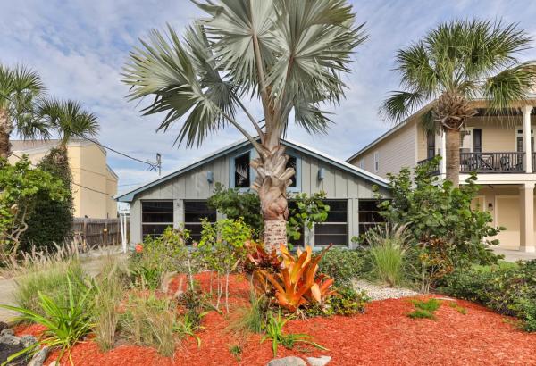 2-2 Beachside Home With Private Pool - New Smyrna Beach, FL