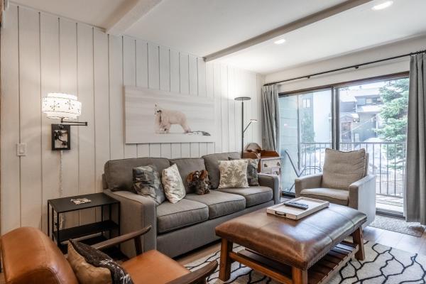 Fully Renovated! St Anton #17 Ski In Ski Out 1 Bedroom 1 Bathroom Condo! Sleeps Up To 4! - Mammoth Mountain, CA