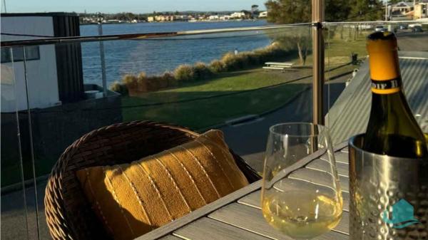 Village Bay Lake House Family Lake House With Spa - Caves Beach
