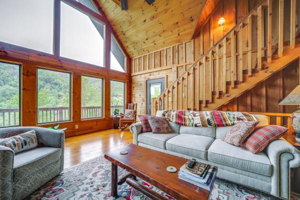 Decks And Mountain Views Waynesville Getaway! - Maggie Valley, NC