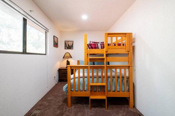 The Bear Cave Summit Unit B ! Game Room & Hot Tub - Big Bear Lake, CA