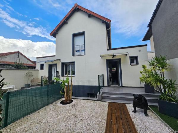 Maison Moderne Proche Paris Avec Jardin, Terrasse, Et Bien Desservie - Stains