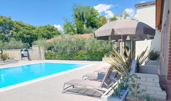 Casa Pergola 1 - Elegante Appartamento Per 6 Persone - Fronte Piscina, Parking - Bardolino