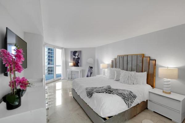 Hello Gorgeous! Water & City Skyline Views! - Miami, FL