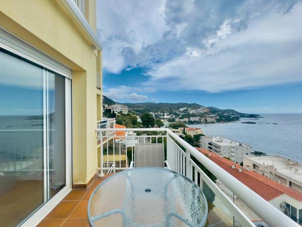 5. Wonderful Sea Views With Communal Pool - Roses