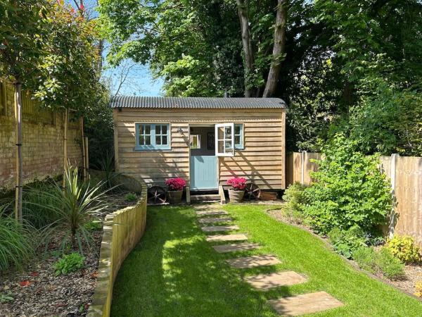 Shepherd's Hut At The Granary - Steyning