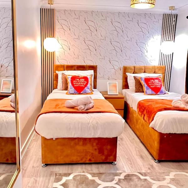 Luxe Smart Home - Basildon Serviced Accommodation - 7 Mins Walk To Basildon Town Centre, Hospital & Train Station - Basildon