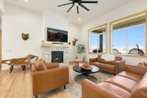 Lakefront Luxury - Hot Tub, Pool Table & Views!! - Loveland, CO